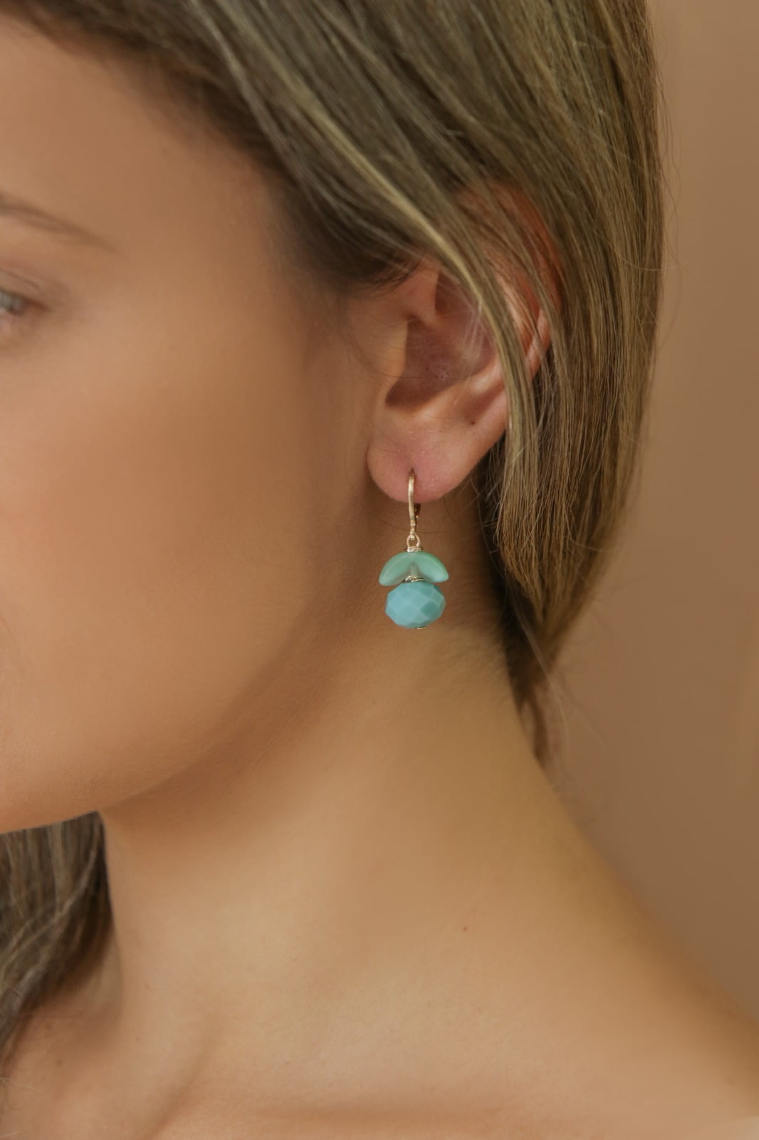 Brinco com feicho flip borado com cristal e murano em tons de azul ...