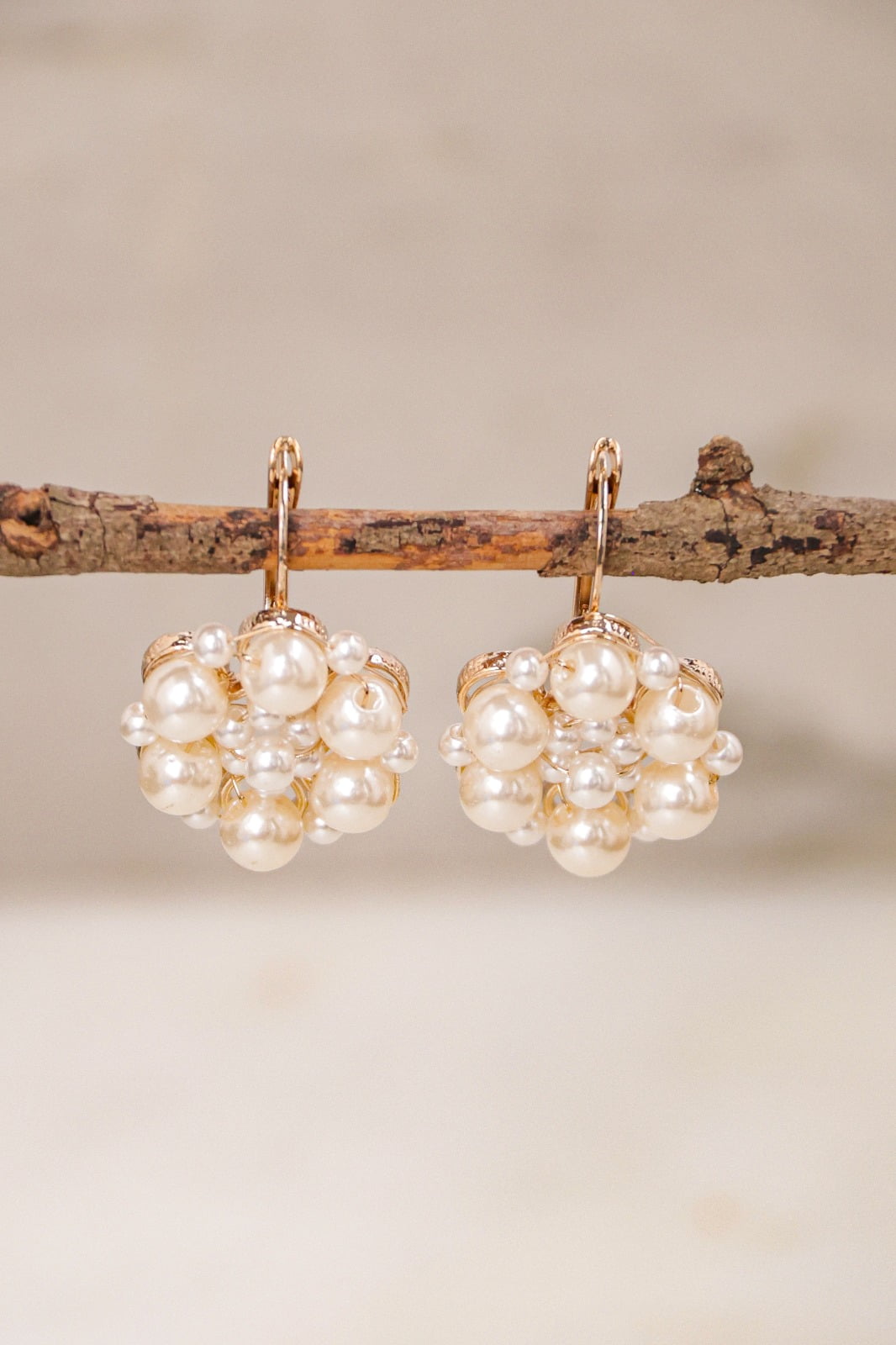 Brinco com feicho de flip bordado a mão com resinas pérolas e strass ...