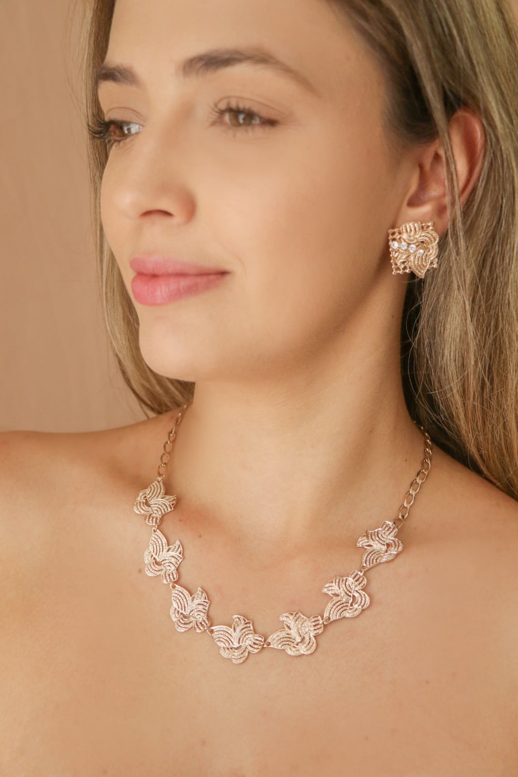 Colar curto com metais folheado a ouro 18k. - Magrini Joias