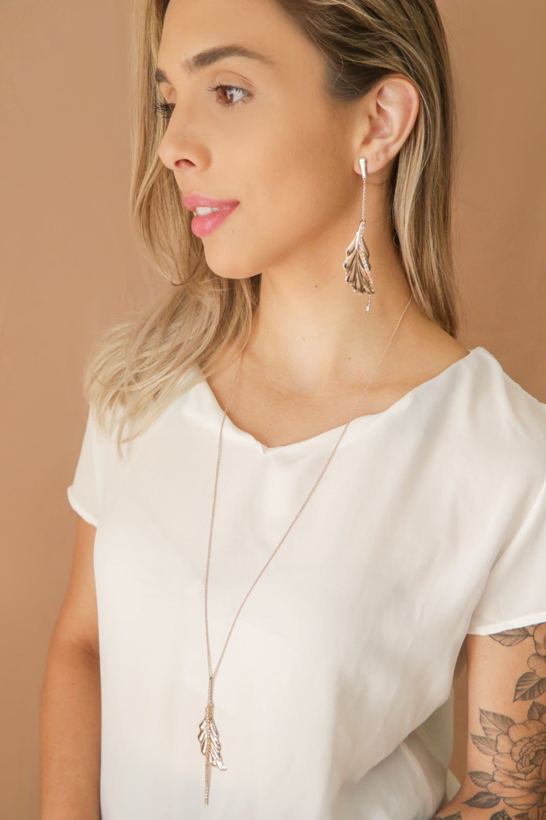 Colar longo com pingente bordado a mão com strass folheado ouro 18k ...