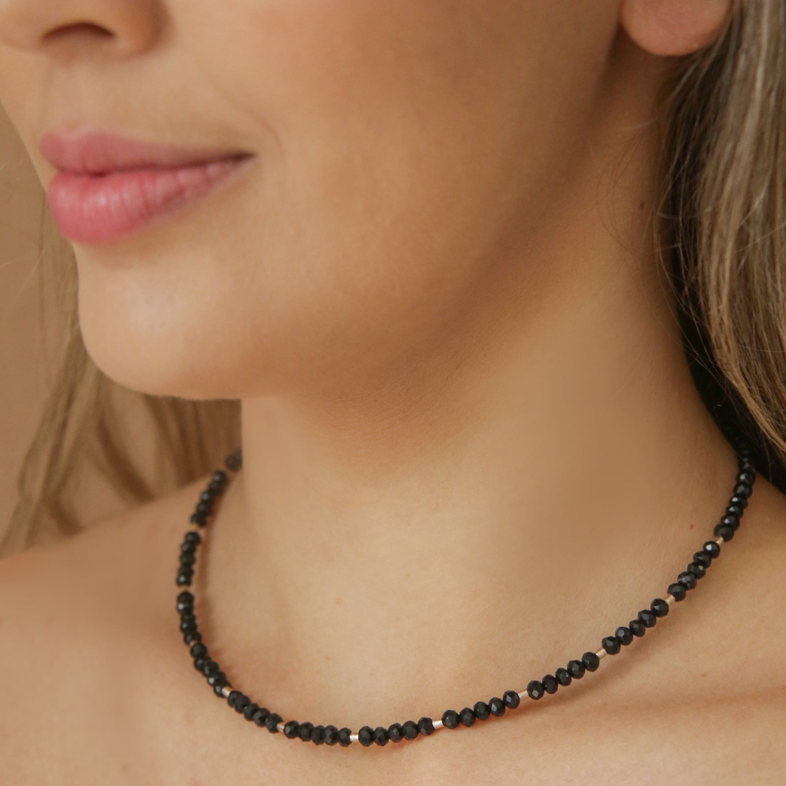 Colar curto com cristais pretos e metal folheado a ouro 18k - Magrini Joias