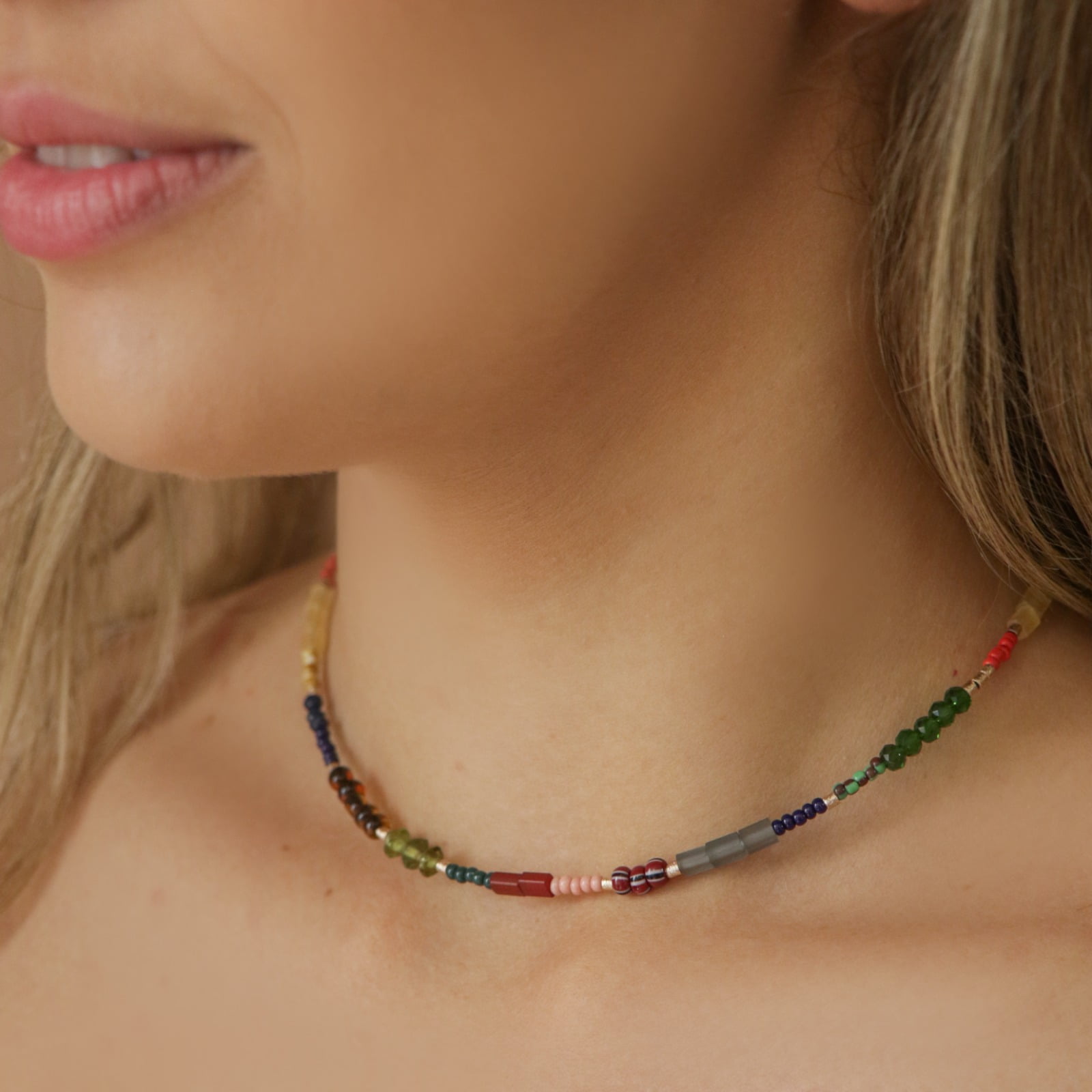 Colar curto com mix de cristais coloridos. - Magrini Joias