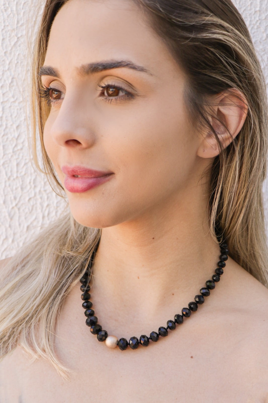 Colar curto feito a mão com cristais pretos e metal, folheado a ouro ...