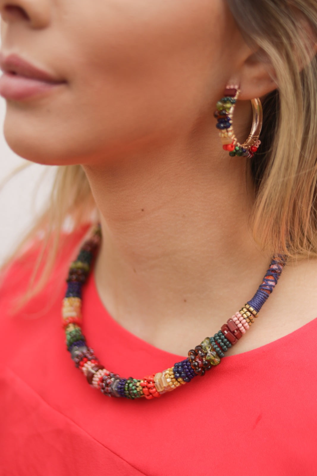 Colar mix de cristais, muranos, vidrilhos em tons colorido, folheado a ...