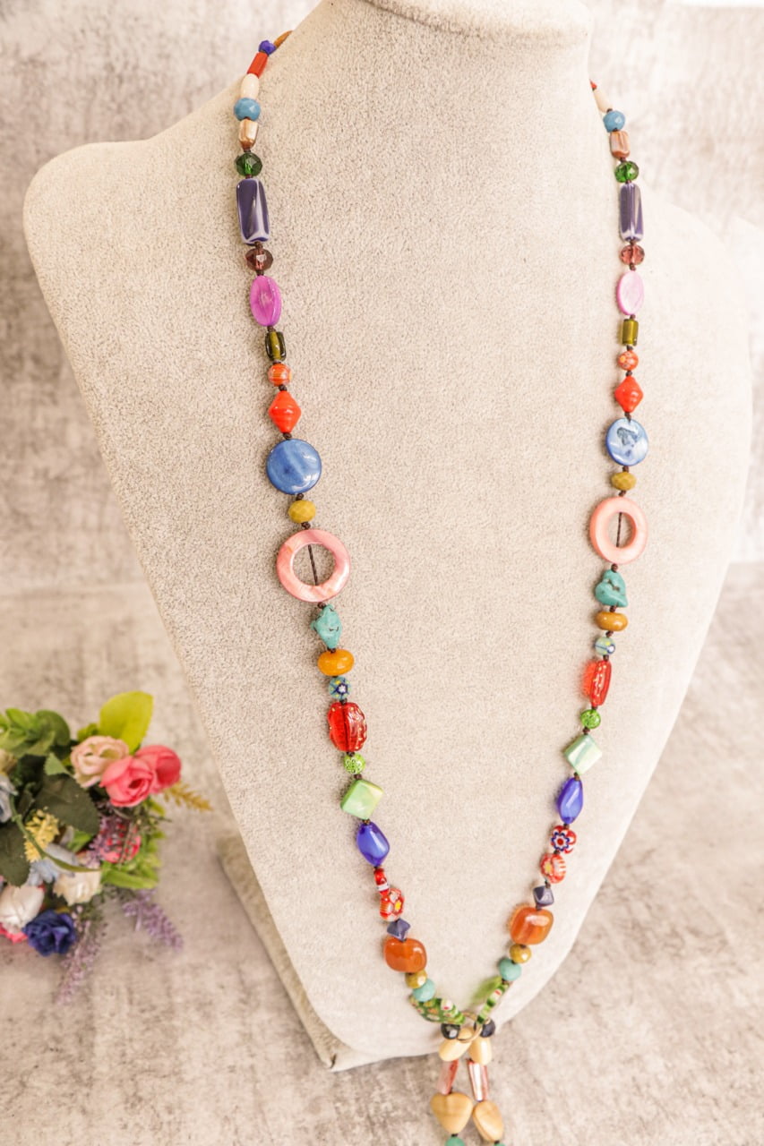 Colar gravatinha com mix de pedras naturais, madrepérolas, muranos e ...