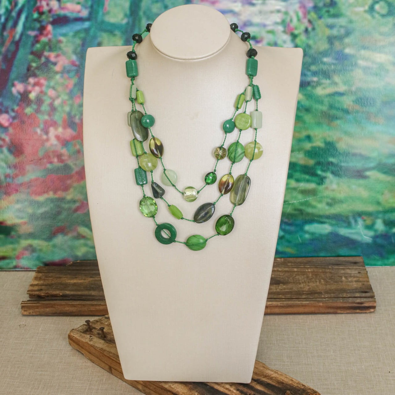 Colar com cristais, pedras naturais e muranos verdes folheado em ouro ...