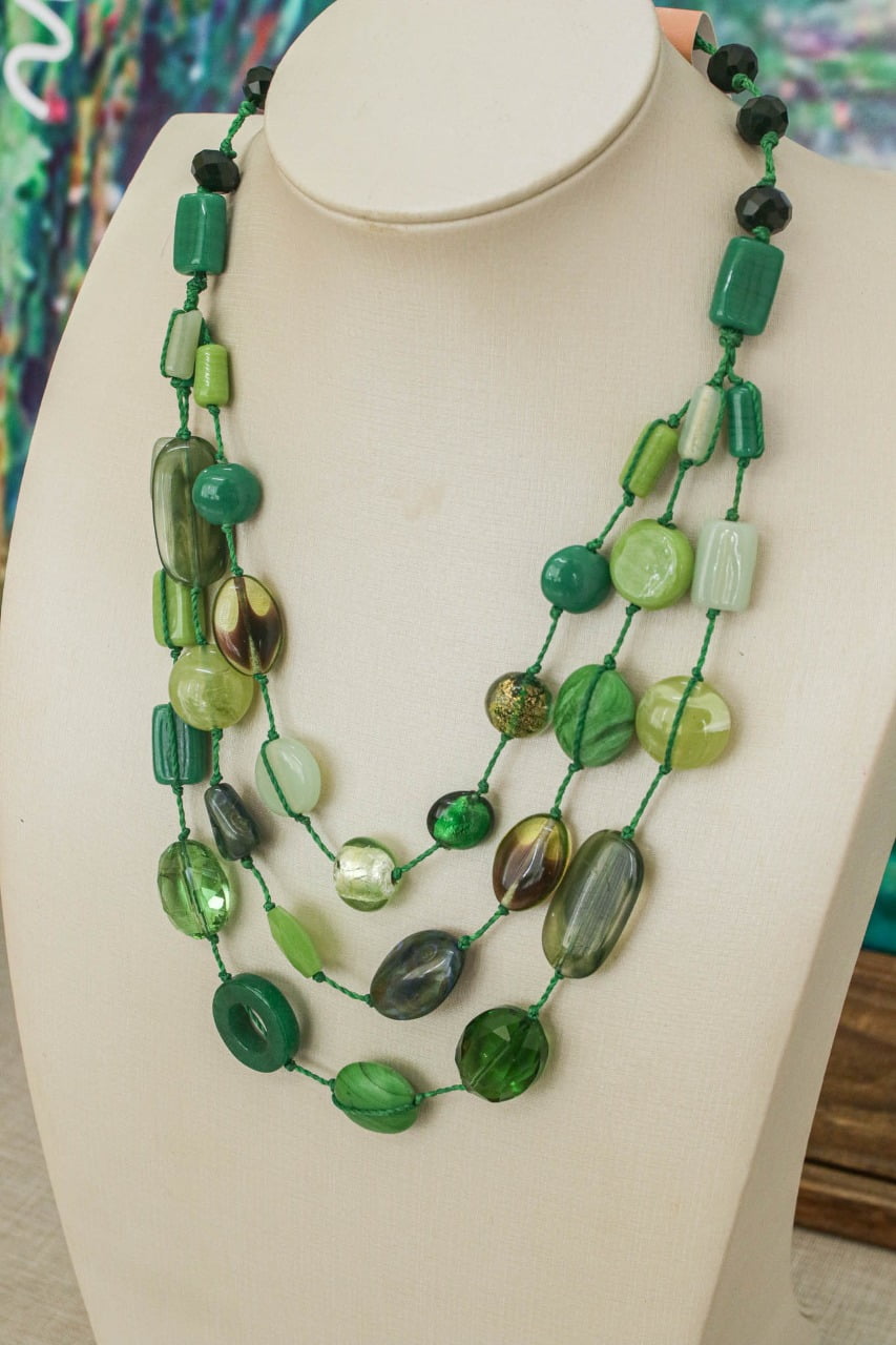 Colar com cristais, pedras naturais e muranos verdes folheado em ouro ...