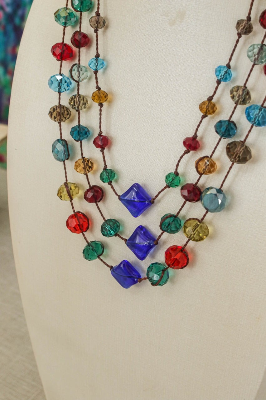 Colar curto de três voltas, com cristais coloridos e murano azul e ...