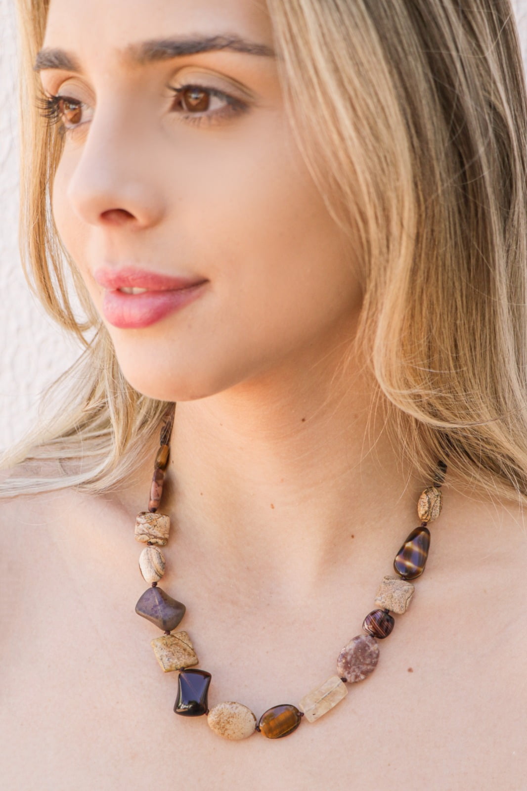 Colar curto feito a mão com cristais marrom e mix de pedras naturais ...