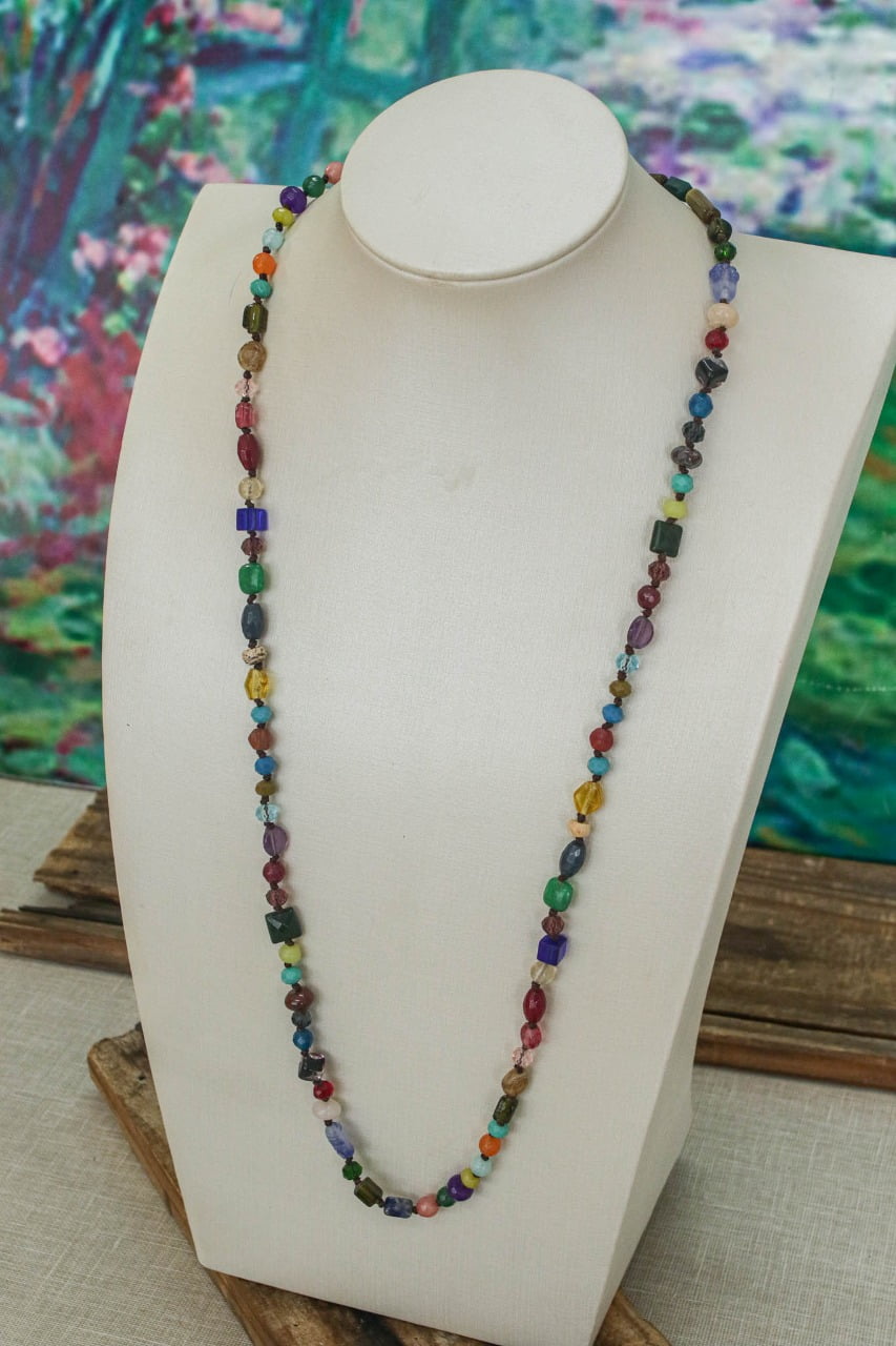 Colar longo de pedras naturais, muranos e cristais de diversas cores ...
