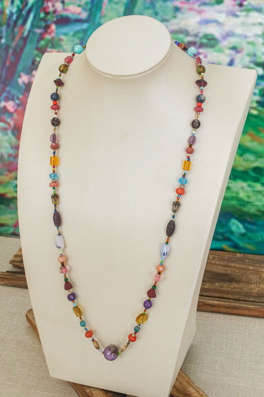 Colar longo de pedras naturais, vidrilhos e muranos de diversas cores ...