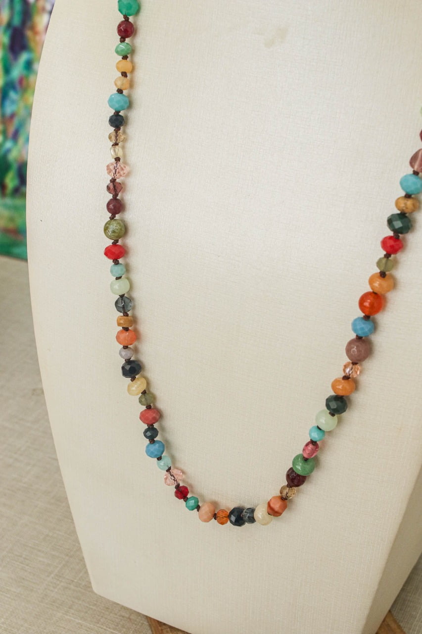 Colar longo de pedras naturais, vidrilhos e muranos de diversas cores ...