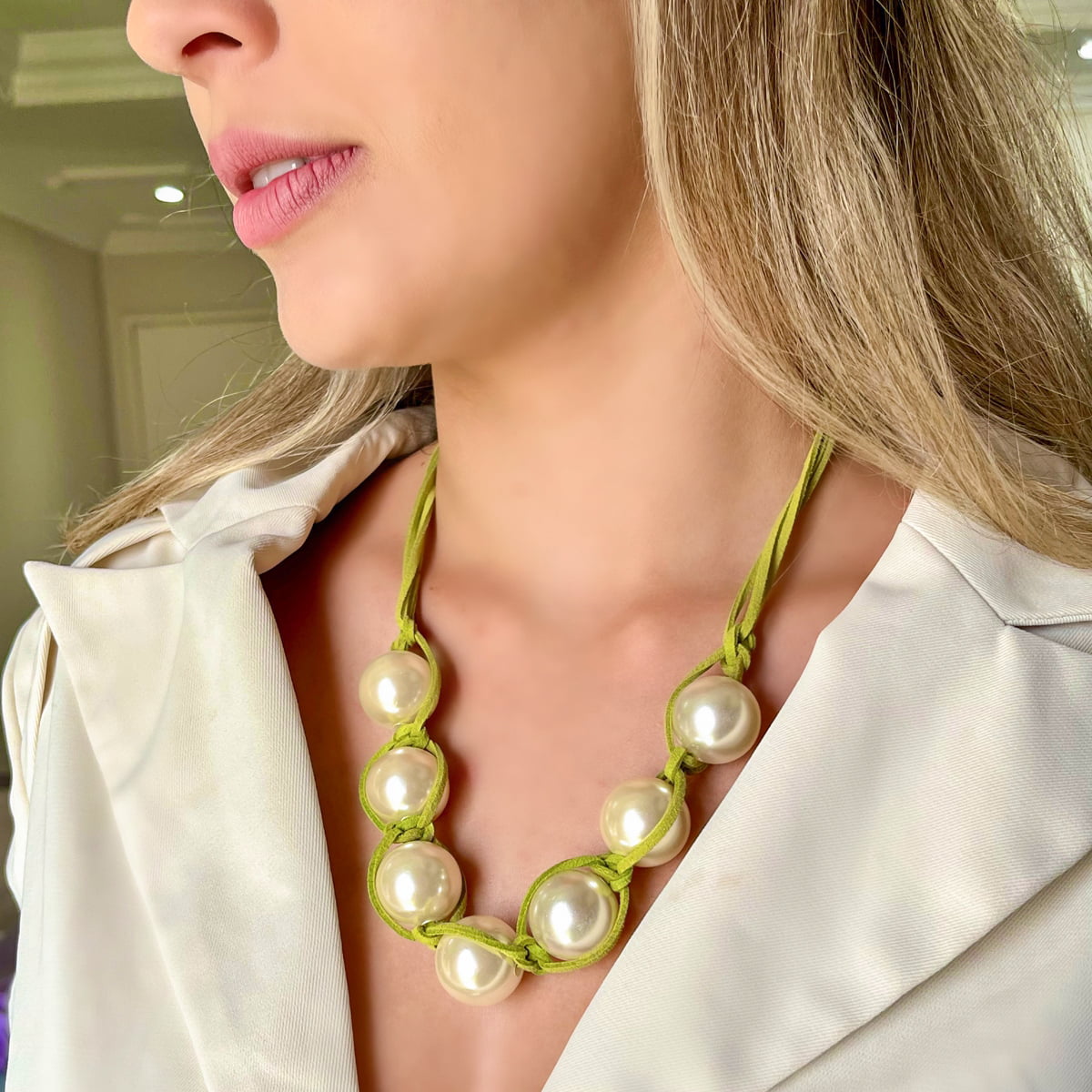 Colar em couro verde com resinas perolas folheado e acabamento em ouro ...